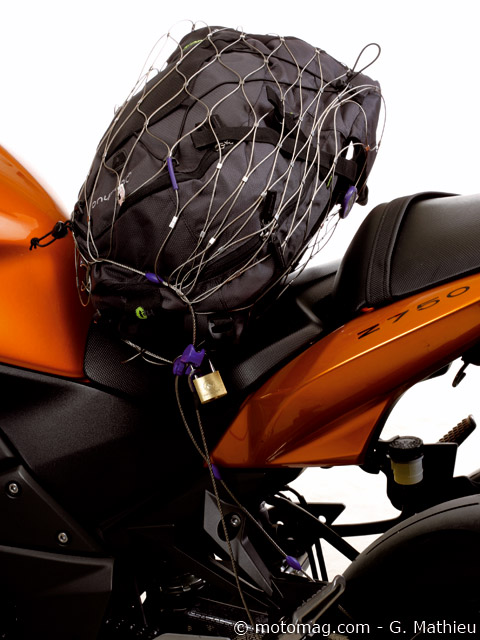 Contre les vols de bagages moto, le filet Pacsafe