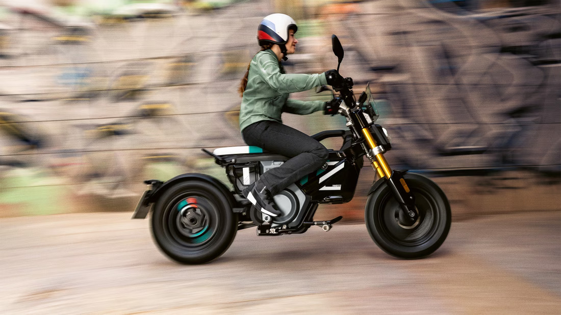 Après le scooter BMW CE 04, voici la moto BMW CE 02