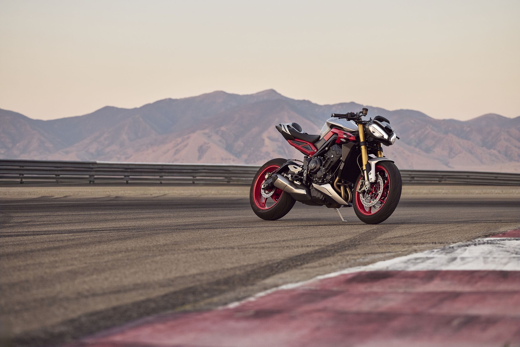 Triumph dévoile ses nouvelles Street Triple 765 RX et Moto2 2026